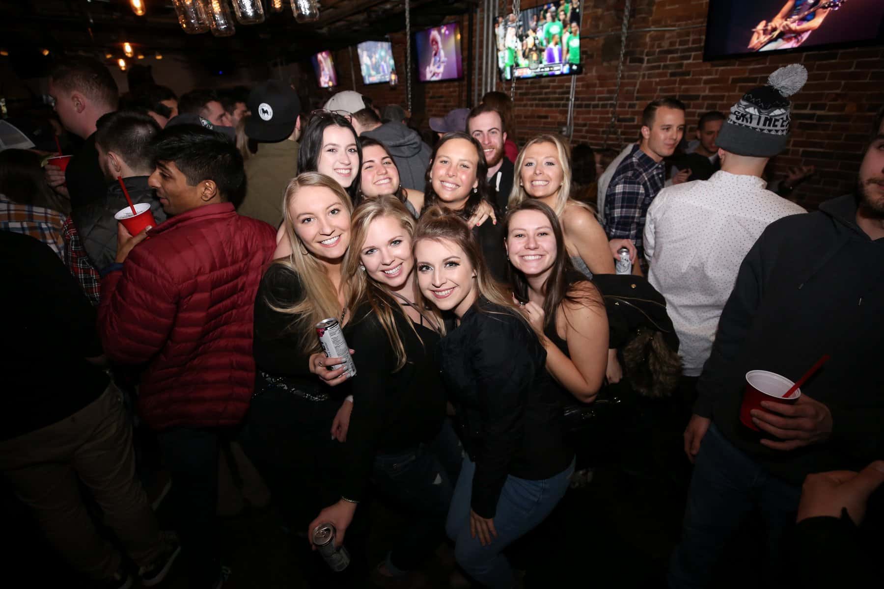 How to Date Girls in Maine - Where to Find Love and Relationship