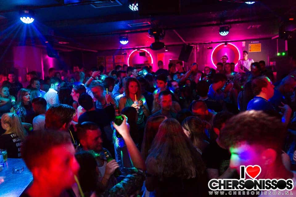 How to Date Girls in Crete - Where to Find Love and Relationship