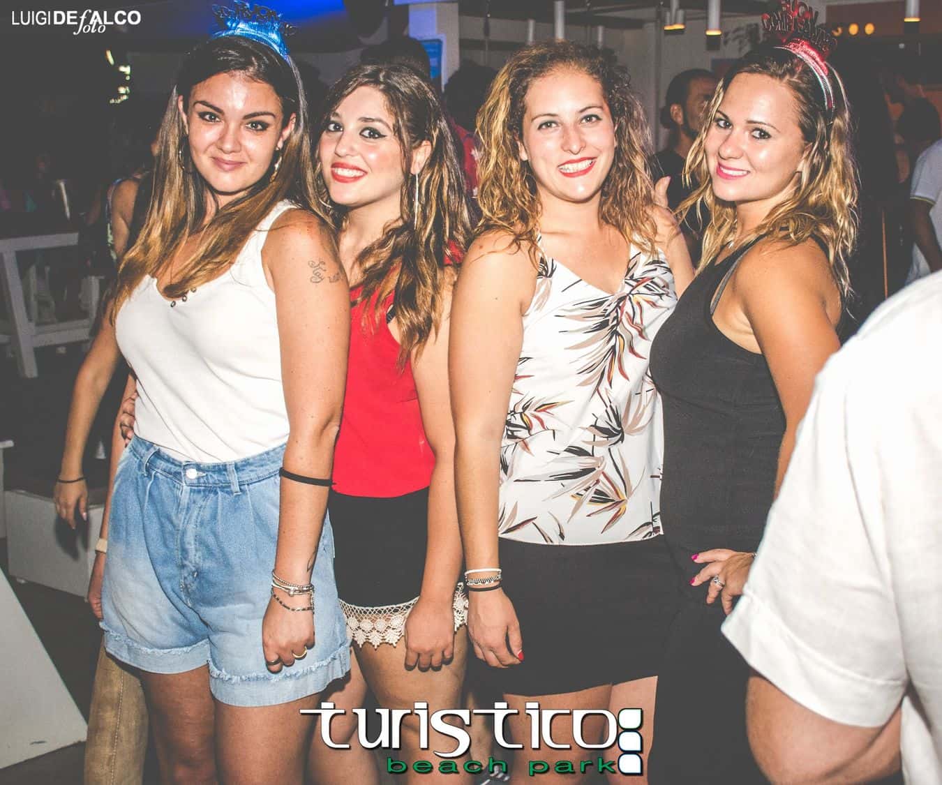 How to Date Girls in Naples - Where to Find Love and Relationship