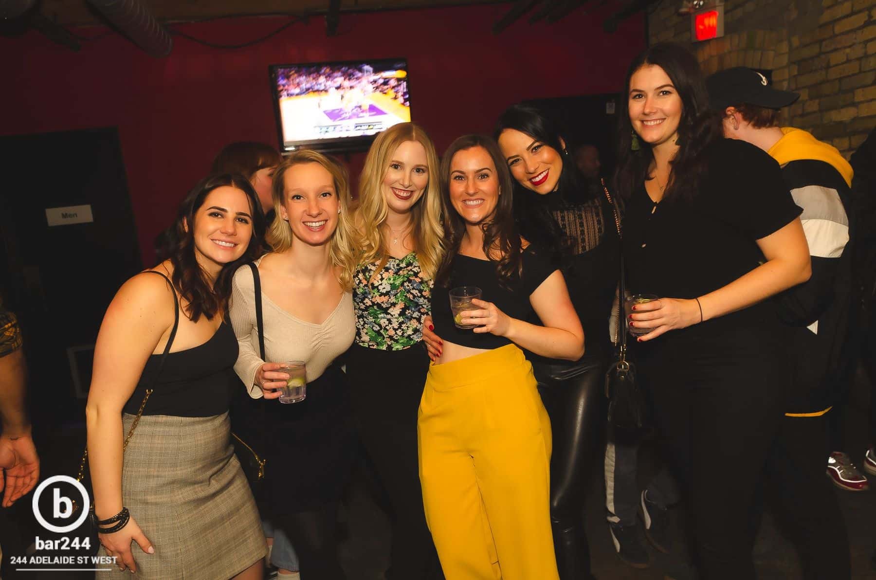 How to Date Girls in Toronto - Where to Find Love and Relationship