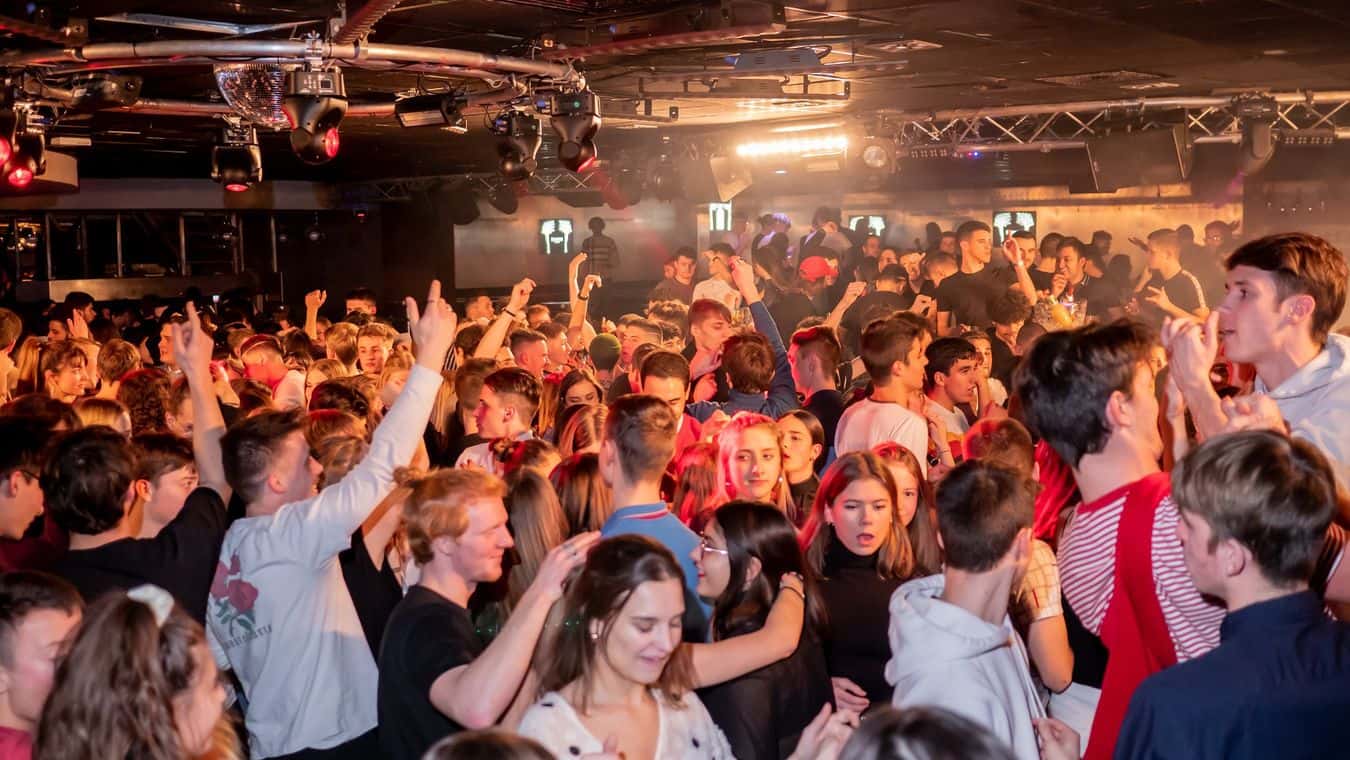 How to Date Girls in Annecy - Where to Find Love and Relationship