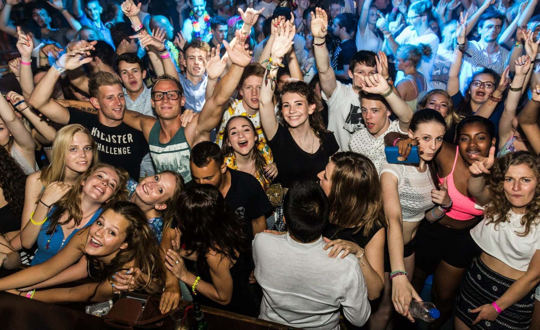 How to Date Girls in Kos - Where to Find Love and Relationship